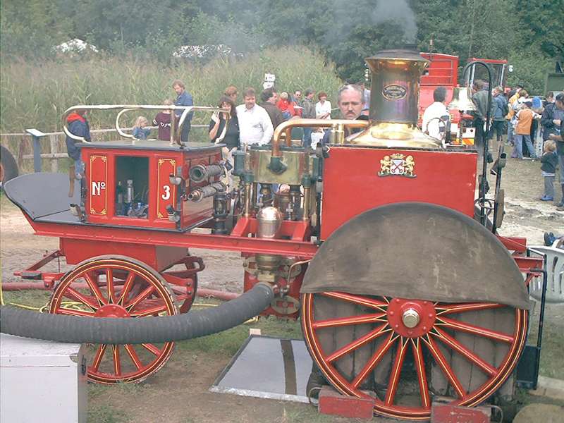 VORBILD: Aufnahmen vom Dampfmaschinen- und Traktoren-Treffen im Harburger Kreismuseum Kiekeberg ...